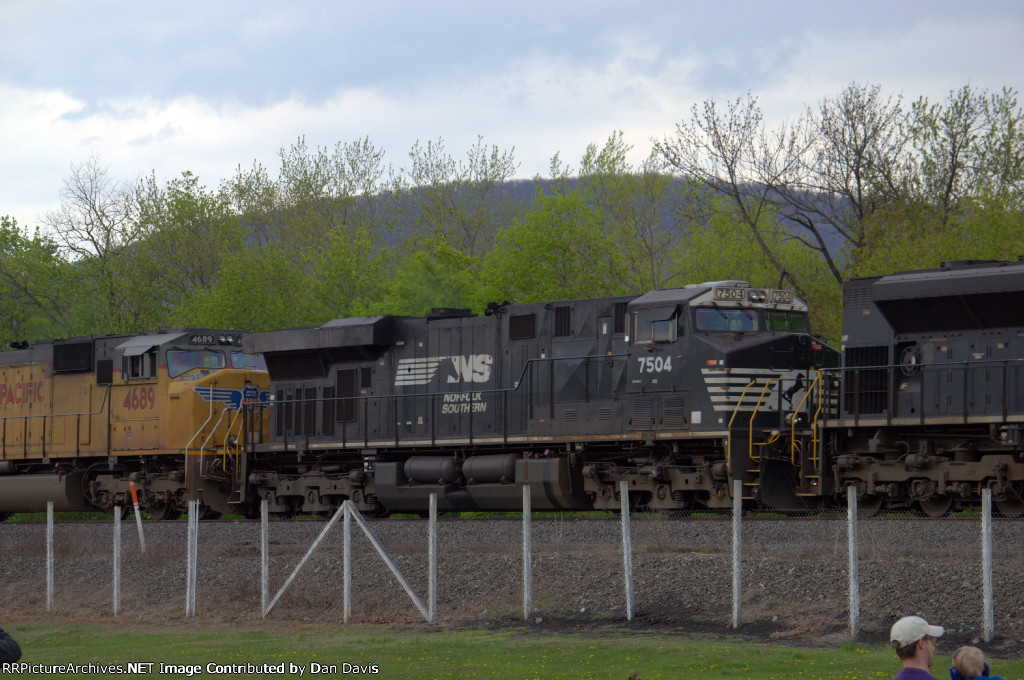 NS ES44DC 7504 trails on 16N